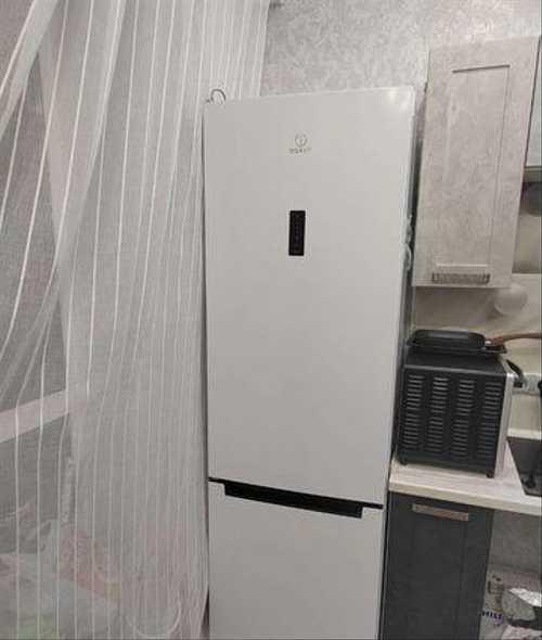 Холодильник indesit df5200w