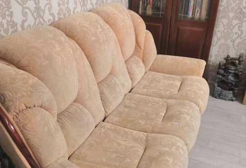 Продам комплект мягкой мебели (диван и кресло)