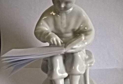 Фарфоровая статуэтка. Мальчик с книгой. Юный Ленин