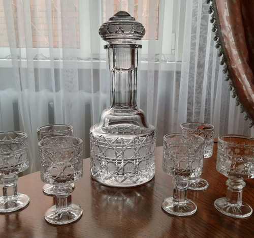Хрустальный графин и рюмки