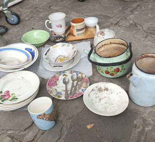 Старая посуда (тарелки, чашки, чайник)