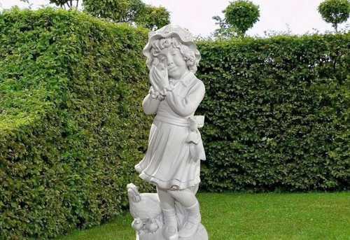Девочка с птенцом скульптура