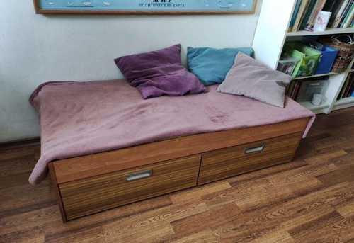 Небольшой диван, кровать