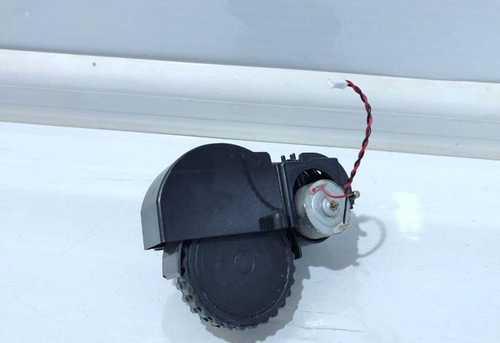 Левое колесо для пылесоса Redmond RV-R100