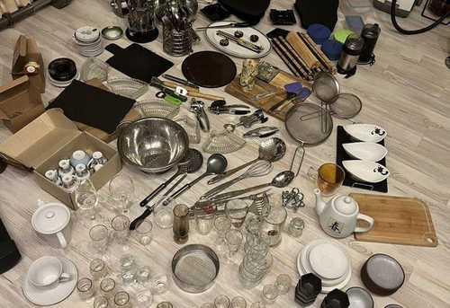 Много разной посуды и приборов для кухни