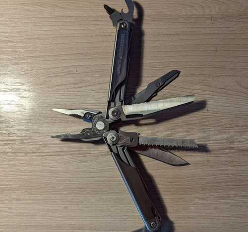 Мультитул Leatherman Surge с чехлом