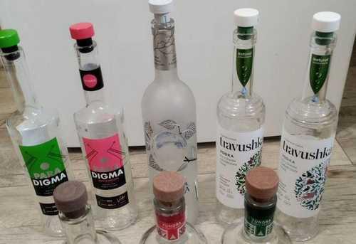 Пустые бутылки из под водки