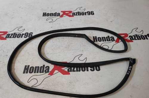 Уплотнитель двери передний правый Honda Cr-V 3 RE5
