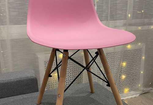 Розовый Стул eames dsw