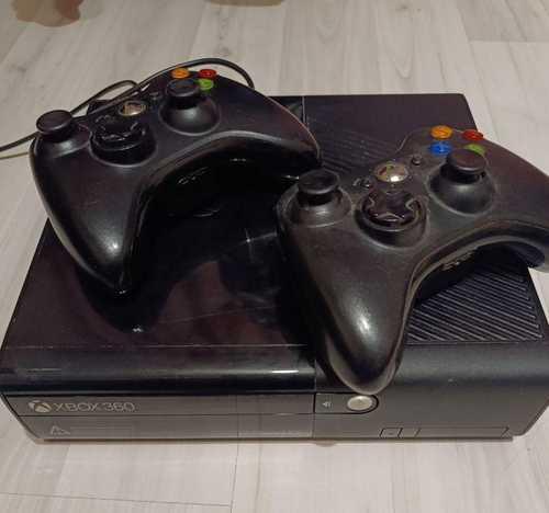 Xbox 360Е   2 геймпада