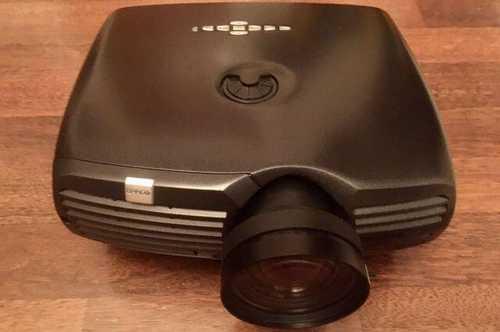 Шикорокофокусный проектор Barco F22