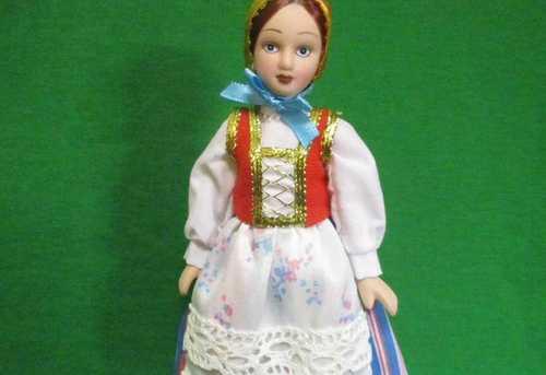 Куклы фарфоровые в народных костюмах