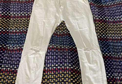 Белые джинсы, рваные колени