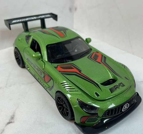 Модель машины Mercedes-Benz AMG Зеленая 1:24