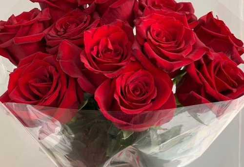 Букет из 11 красных роз в упаковке