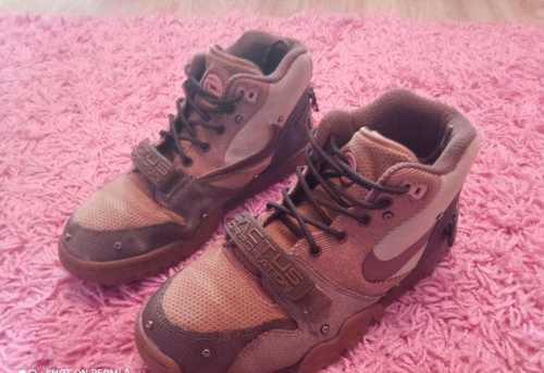 Nike air trainer x travis skott