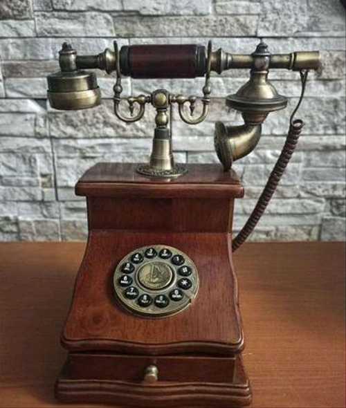 Телефон стационарный в ретро стиле