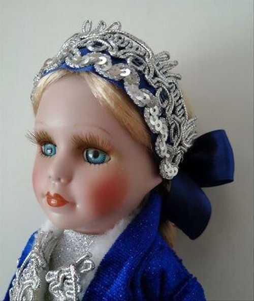 Фарфоровая кукла под елку Снегурочка, сувенирная