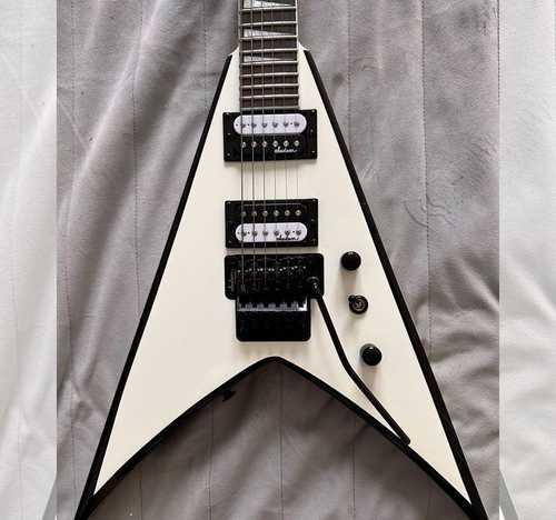 Jackson JS32 King V white witn black belves