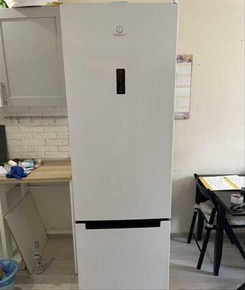 Холодильник indesit DF5200W