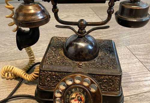 Старинный ретро телефон