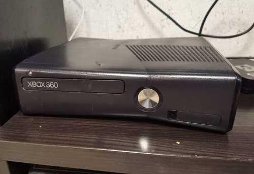 Xbox 360S с джойстиком и несколькими играми