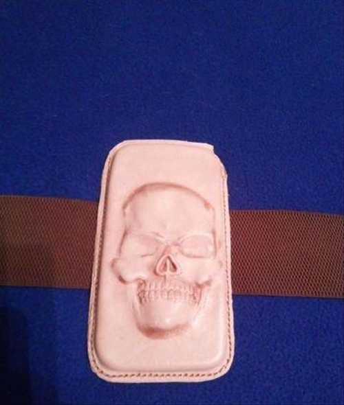 Чехол череп для смартфона