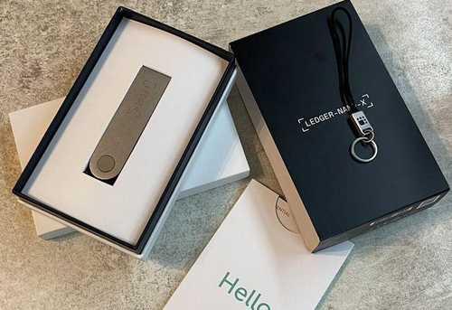 Криптокошелек Ledger Nano X с монетами на счетах