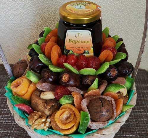 Корзинка из сухофруктов с вареньем