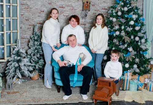 Белые новогодние свитеры family look