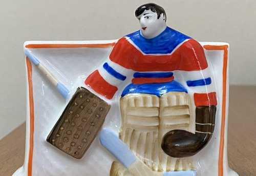Вратарь хоккей фарфоровая статуэтка