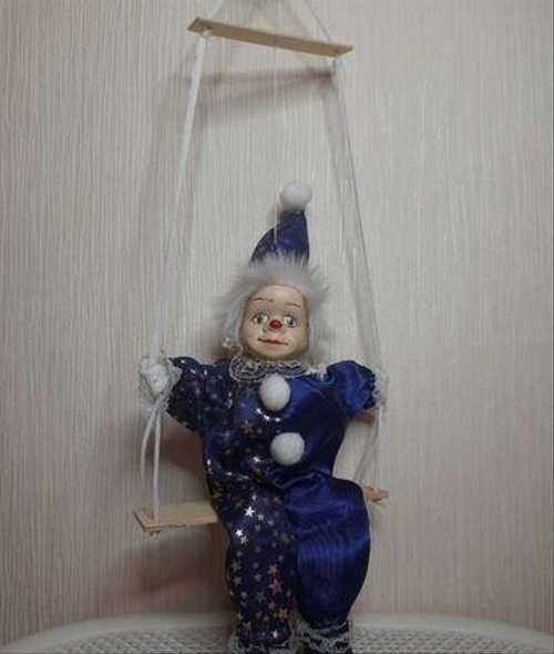 Продам куклу фарфор клоун на деревянных качелях