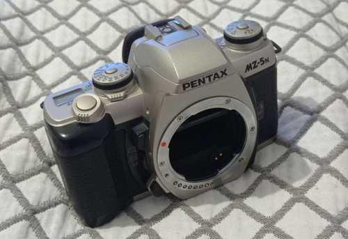 Плёночные фотоаппараты Pentax и Зенит автомат