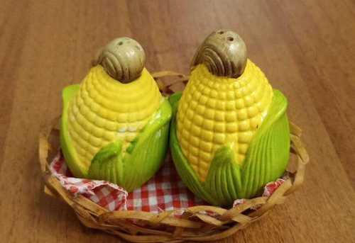 Солонка и перечница кукуруза