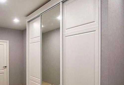 Шкаф с зеркальными дверями