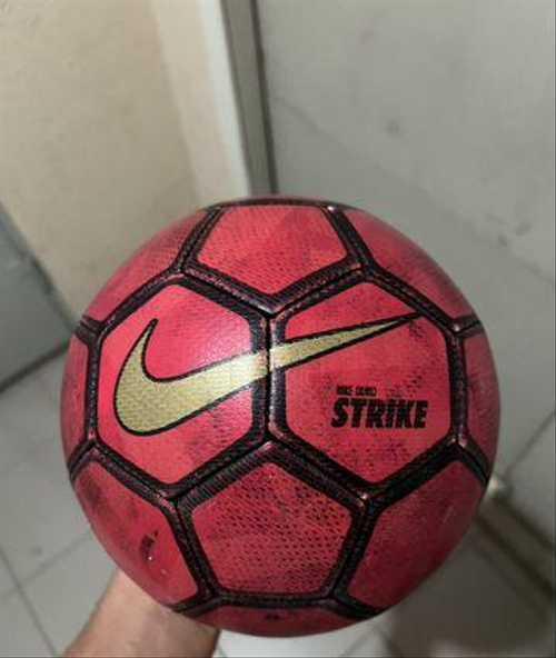 Футбольный мяч nike strike