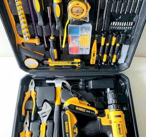 Шуруповерт Dewalt с большим набором инструментов