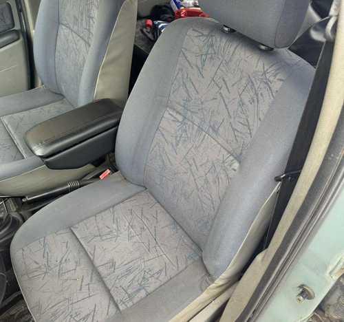 Передние сиденья Renault Logan 1
