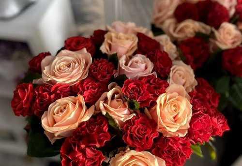 Букет из 31 розы красный и персиковый