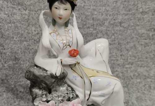 Винтажная фарфоровая статуэтка "Гейша с цветком"