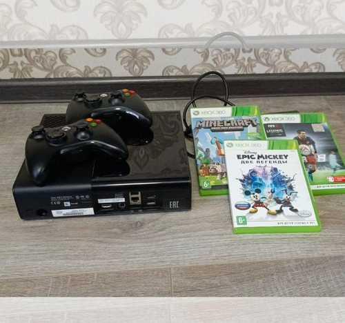 Microsoft Xbox 360, 500 ГБ, 2 геймпада