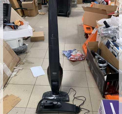 На запчасти пылесос ручной Electrolux EUP84IGM