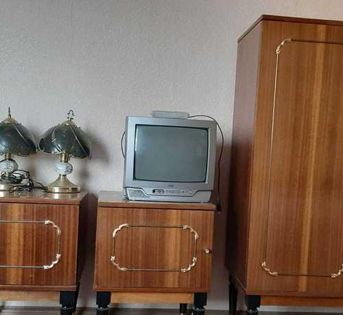 Шкаф,трюмо, пуф и тумбы (гарнитур) бу