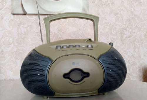 Магнитофон LG с проигрыванием дисков,кассет,радио