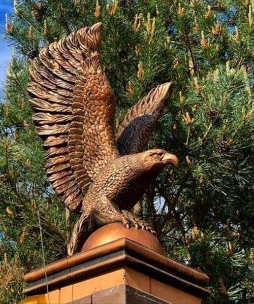 Орел на полушаре скульптура