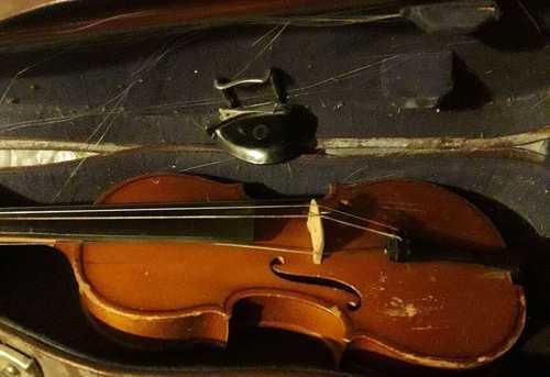 Скрипка в футляре со смычком