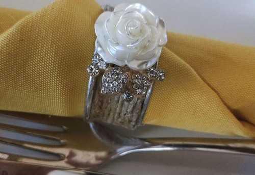 Кольца для салфеток с декоративными белыми цветами