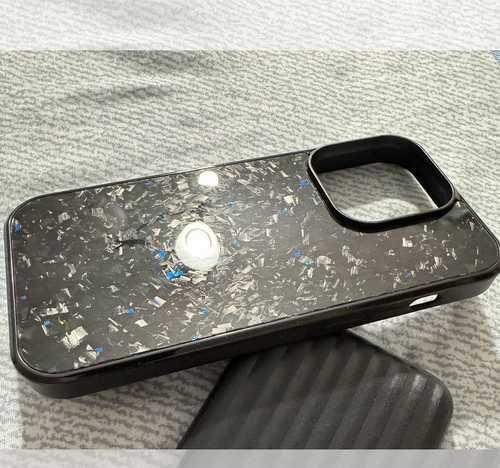 Чехол из кованного карбона на iPhone 14 про