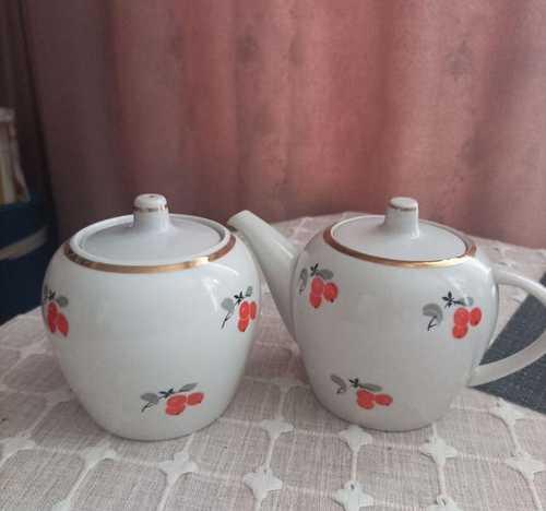 Заварочный чайник и сахарница