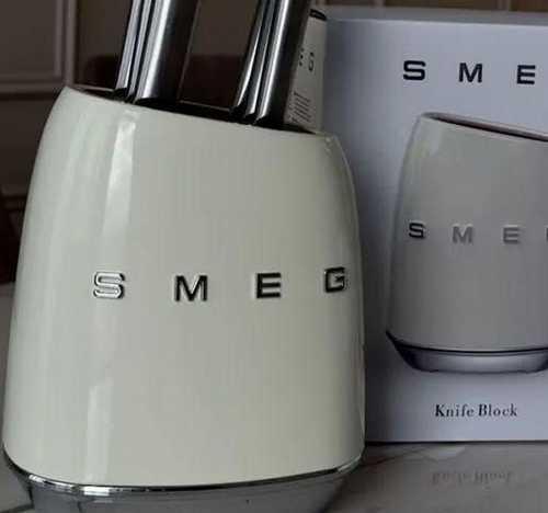 Кухонные ножи, термокружка и набор досок smeg белы